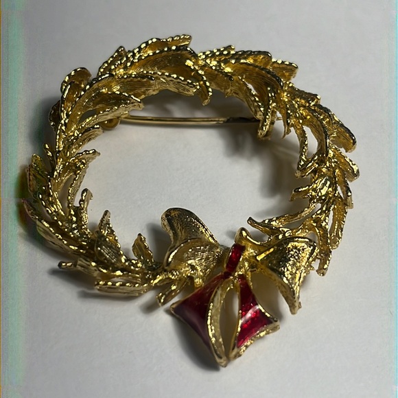 None | Jewelry | Vintage Gold Tone Xmas Bow Wreath Pin | Poshmark
